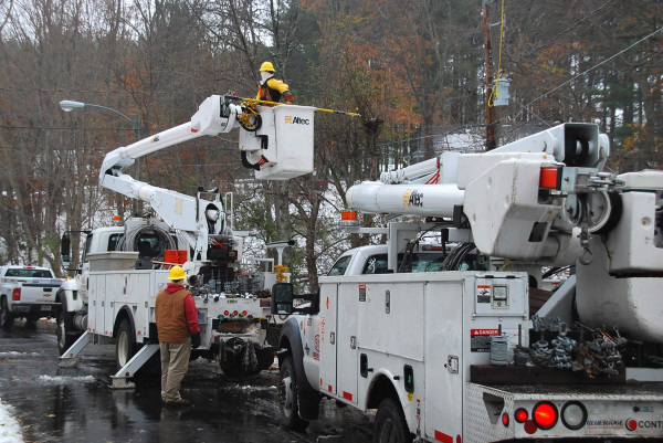 lineman in bucket | IBEW Construction Lineman